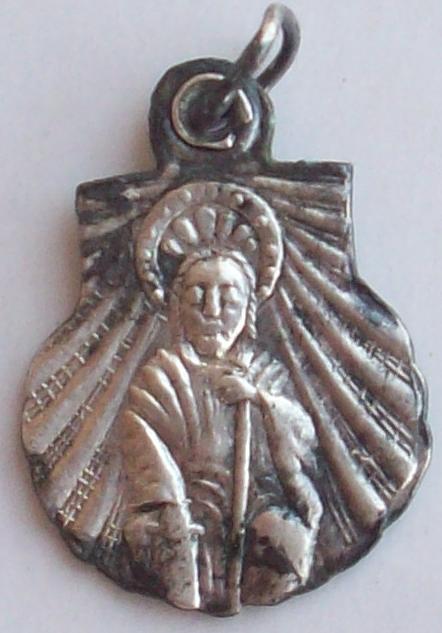 Medalla jacobea con Santiago Apostol sobre venera o concha de peregrino ...