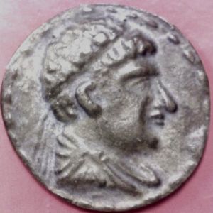 Reproducción de un dracma del rey Plato de Bactria